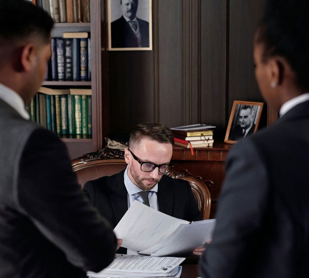 How Much Does A Lawyer Cost (Hourly Rates, Retainers & Tips)